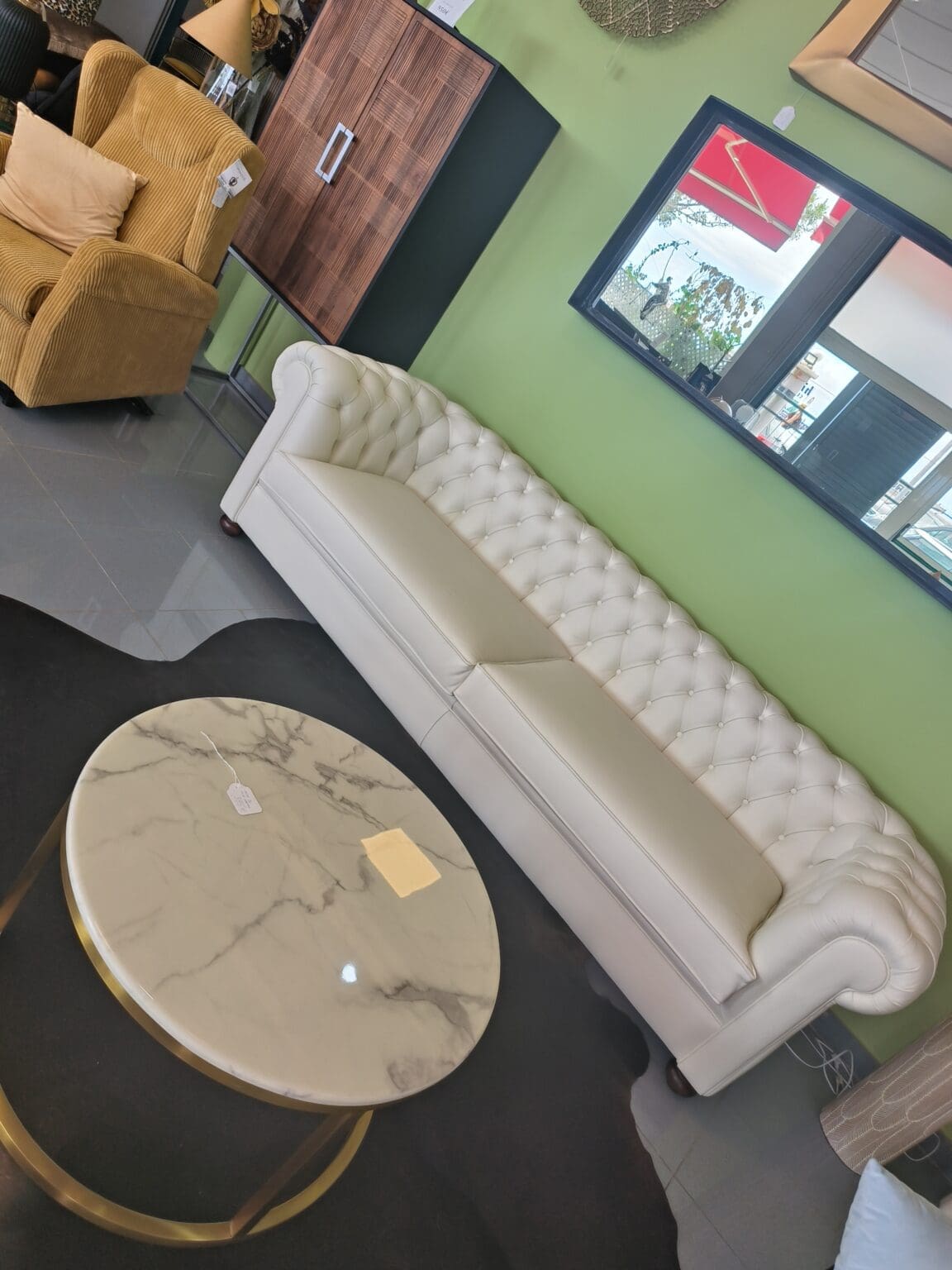 Chester Maxi Sofa, 2.60 m, White Deer-Treated Tufted. | mueble4you